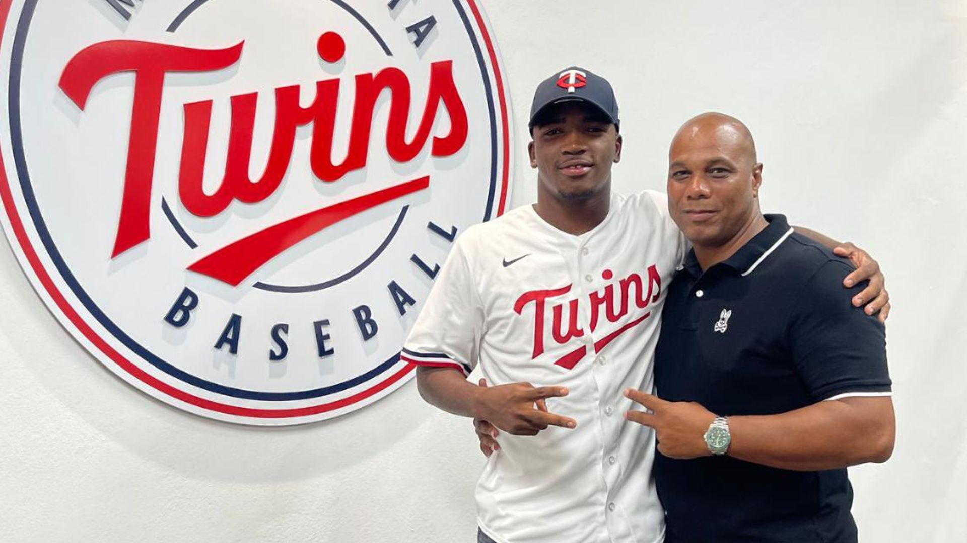 Yandro Hernández officially signs with the Twins. - The Cuban Baseball ...