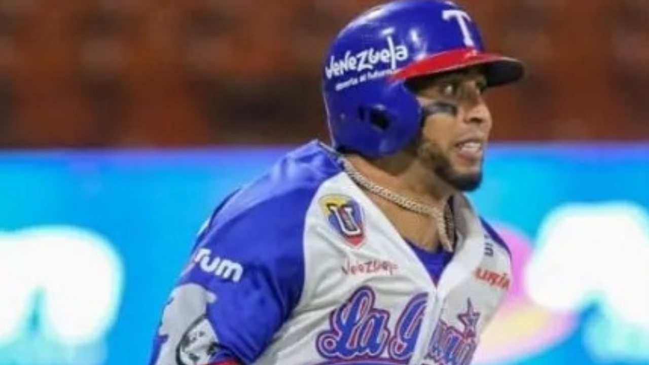 Leonys Martín drives in a run during La Guaira's win. (+Cuban Winter ...